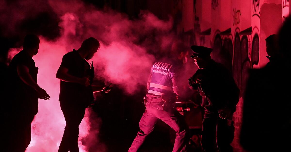 Krawalle in Leipzig: Polizei Sachsen entschuldigt sich für Retweet | WEB.DE Krawalle in Leipzig: Polizei Sachsen entschuldigt sich für Retweet | WEB.DE