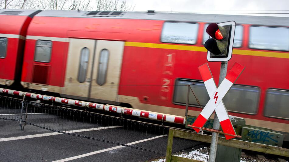Zwei Tote bei Unfall zwischen Zug und Auto | WEB.DE