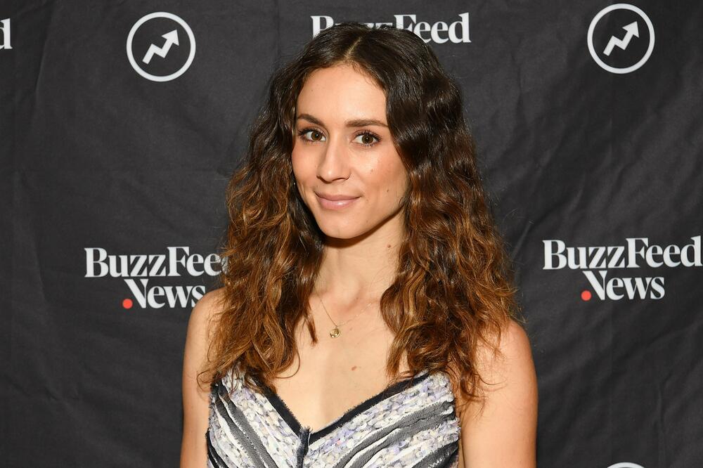 Troian Bellisario | Steckbrief, Bilder und News | WEB.DE