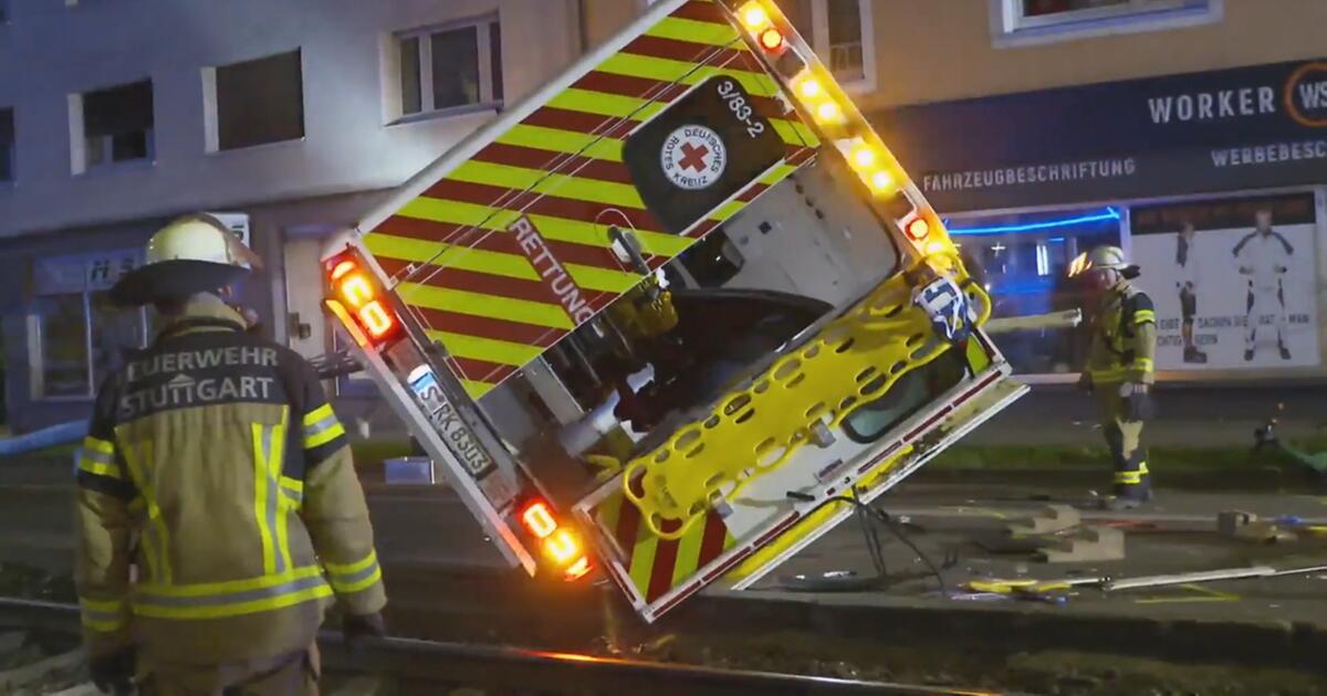 Bei Notarzteinsatz: Rettungswagen kippt nach Kollision um - Video | WEB.DE