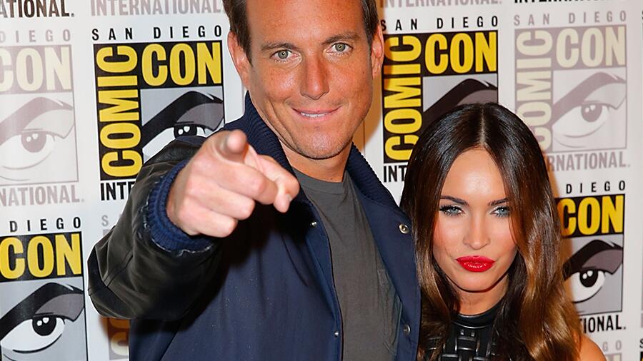 Megan Fox Daumen Was Hat Megan Sich Angetan? Ich Meine, Sie Ist