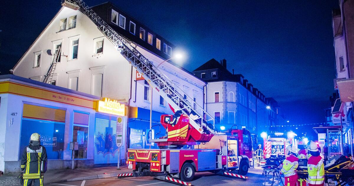 Feuerwehr rettet 16 Menschen aus brennendem Haus | WEB.DE