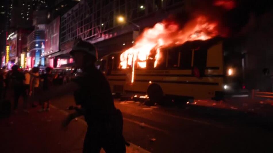 Ausschreitungen nach NBA-Sieg: WM-Bus in New York City angezündet ...