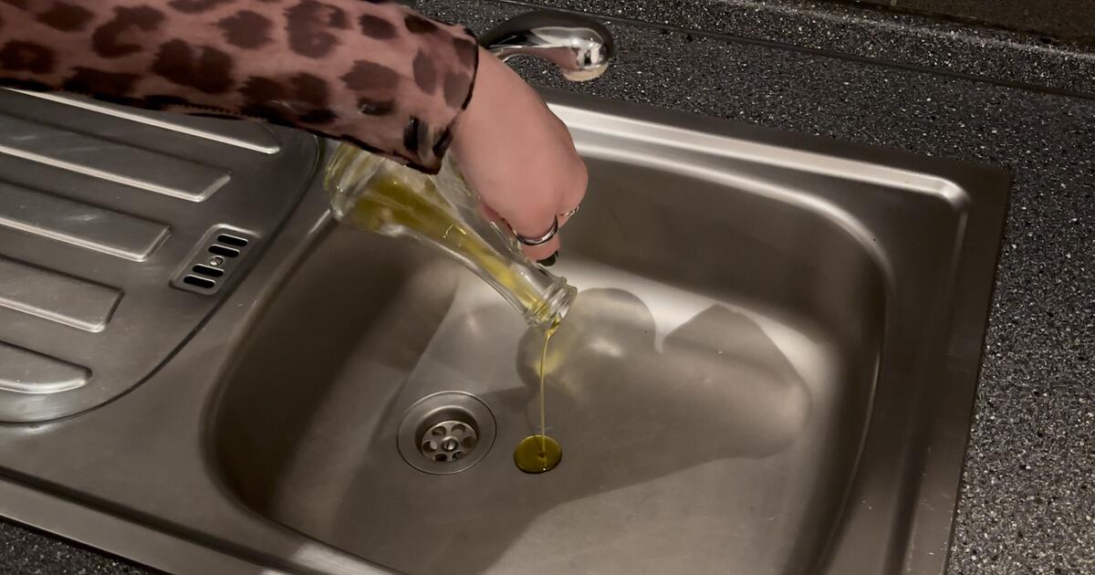 Warum es sich lohnen kann, Speiseöl in das Spülbecken zu geben - Video ...