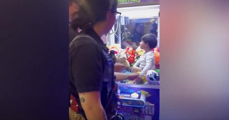 Kleinkind sitzt in Greifautomat fest - Video | WEB.DE