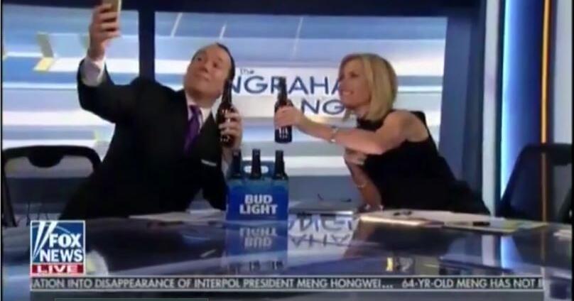 Selfie-Fail: Fox-News-Reporter fällt vom Stuhl | WEB.DE