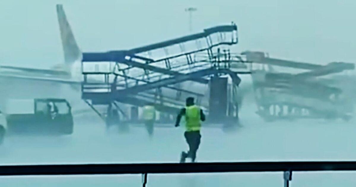 Sturm auf dem Rollfeld: Gangway trifft drei Air-India-Jets am Flughafen ...