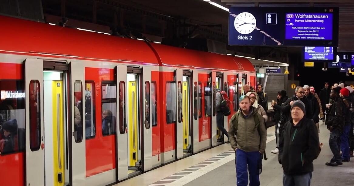 Fast ein Jahr Deutschlandticket: Wie geht es nun weiter? - Video | WEB.DE