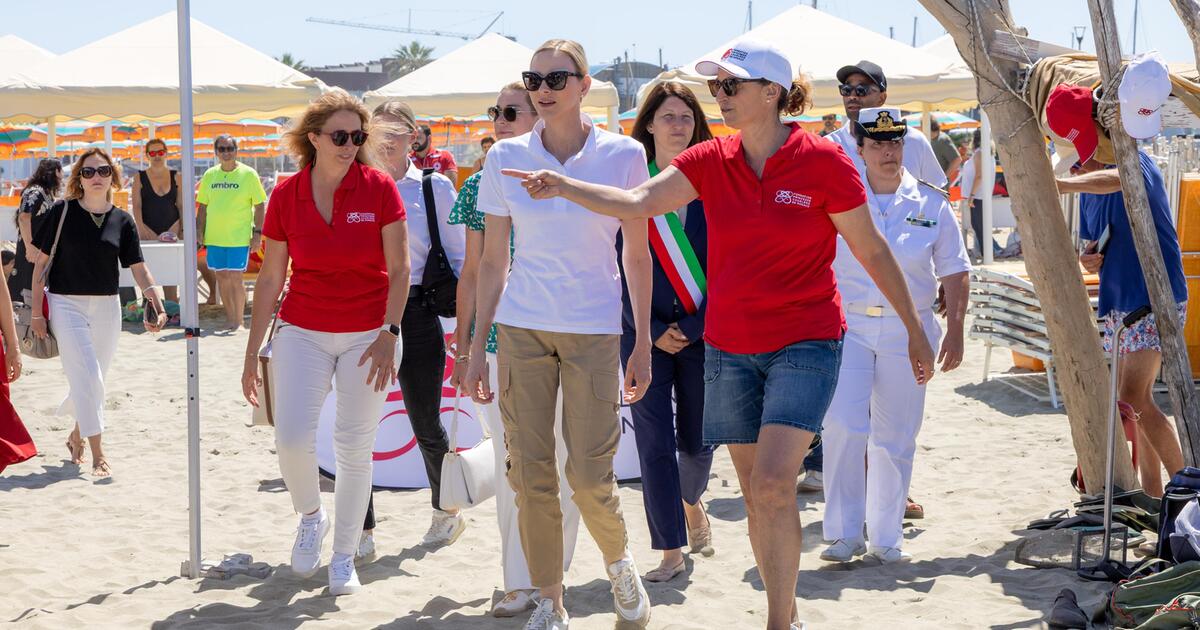 Fürstin Charlène zeigt sich leger am Strand | WEB.DE