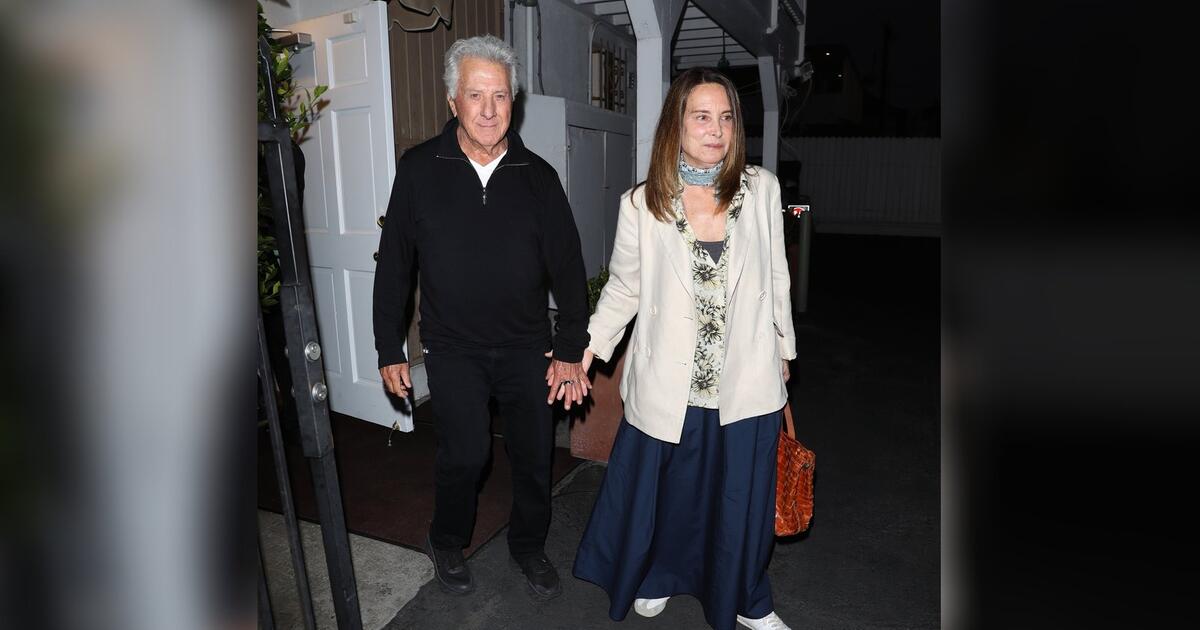 Hand in Hand: Dustin Hoffman feiert 88. Geburtstag mit seiner Lisa | WEB.DE