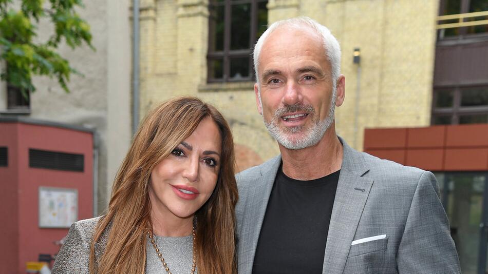 Simone Thomalla strahlt mit Partner René im Partnerlook - Video | WEB.DE