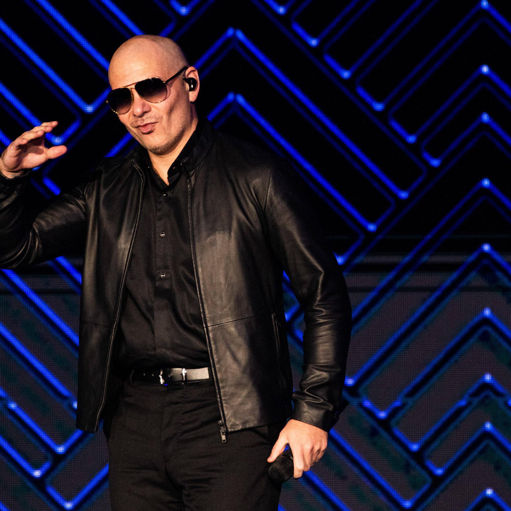 Pitbull Le Rapper Gruaige G Eazy Adopts 8 Month Old Pit Bull That Was