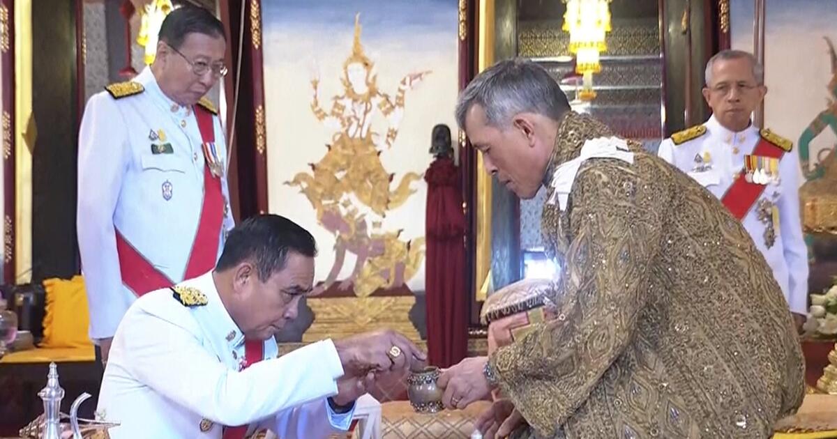 Der König lächelt nicht - Thai-Monarch Rama X. pompös gekrönt | WEB.DE