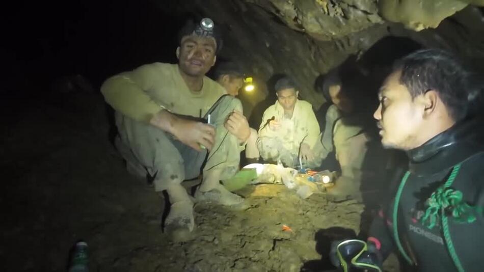 Helfern fehlt Sauerstoff für Höhlen-Rettung in Laos - Video | WEB.DE