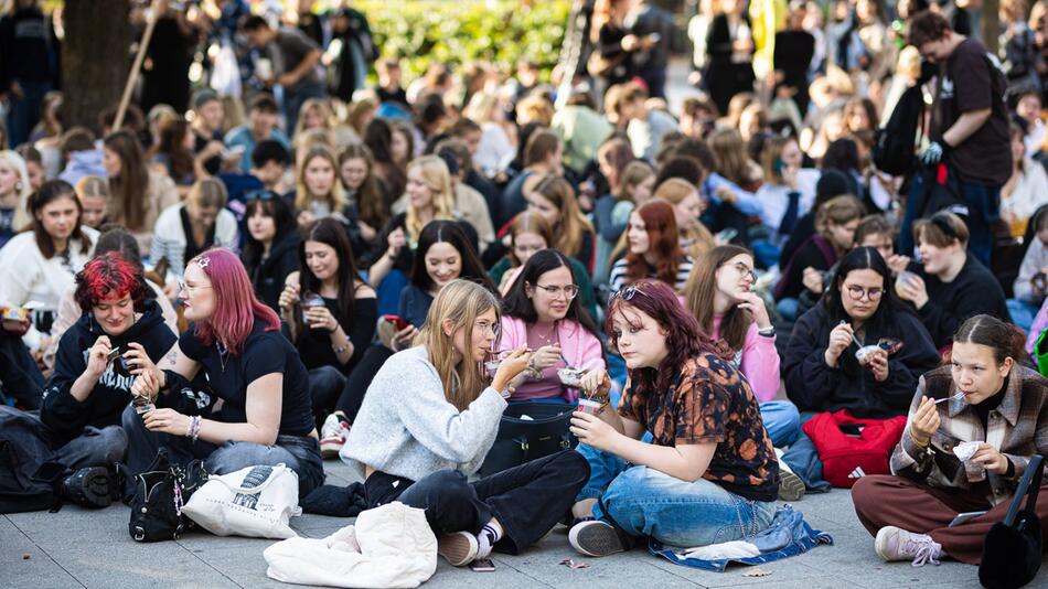 Hunderte essen gemeinsam Pudding mit Gabel | WEB.DE
