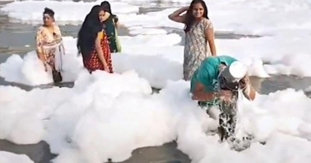 Verschmutzter Fluss in Indien: Frauen waschen sich mit giftigem Schaum ...