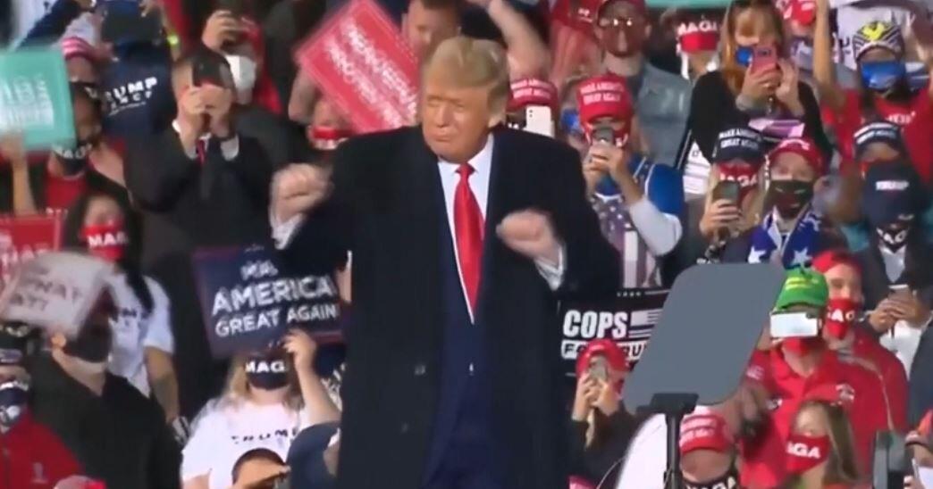 Lieblingssong: Donald Trump tanzt bei Veranstaltung in Ohio zu "YMCA ...