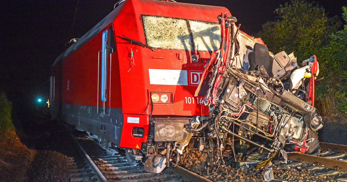 IC kollidiert mit Lastwagen - 27-jähriger Lkw-Fahrer stirbt | WEB.DE